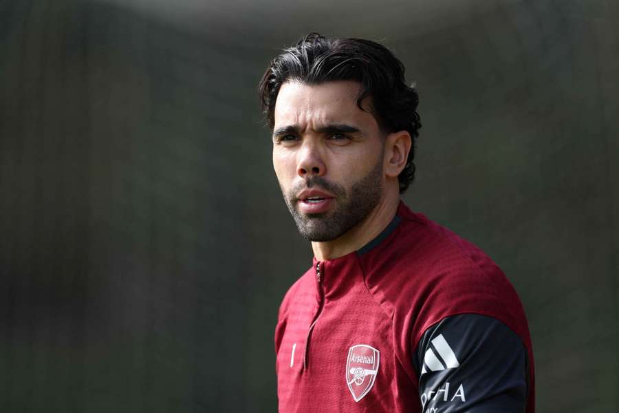 Mark Crossley skips over Raya in his top 3 goalkeeper list including ...