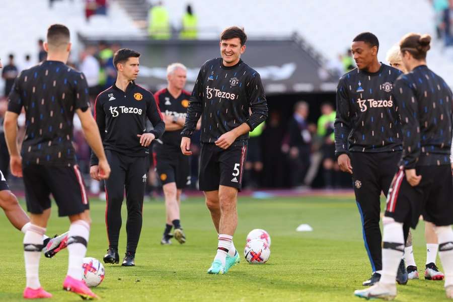 Man Utd wonderkid Ngwashi pictured in first team training ahead of ...