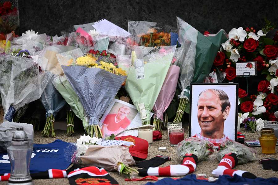 Old Trafford falls silent to pay tribute to Man Utd legend Sir Bobby ...