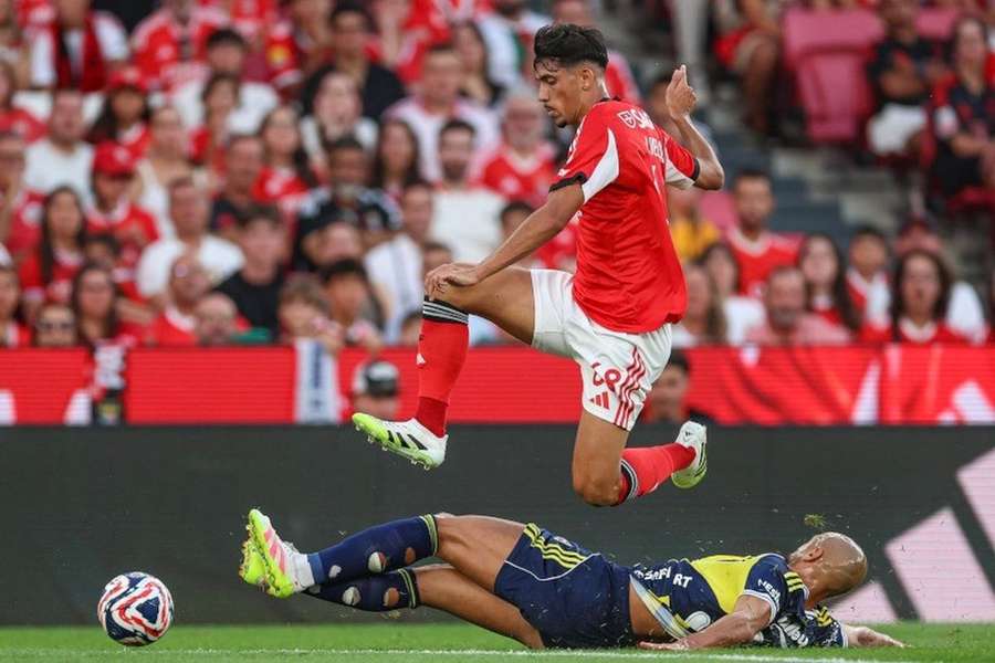 João Veloso (Benfica) com luxação anterior no ombro direito | Flashscore.pt