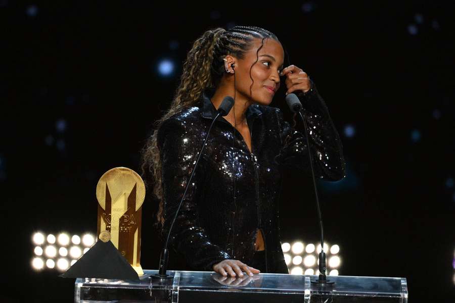 Vicky Lopez wins Women’s Kopa Trophy, edges Agyemang - TribalFootball.com